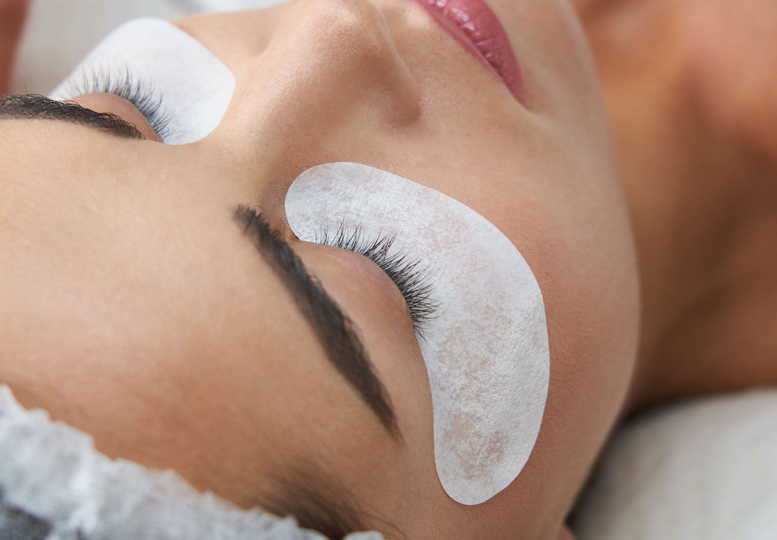 Easy Guide on How to Apply Eyelash Extensions